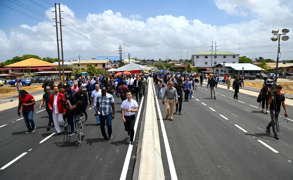 Nieuwe brug eindelijk open, maar nog niet alles af – 10 Minuten ...