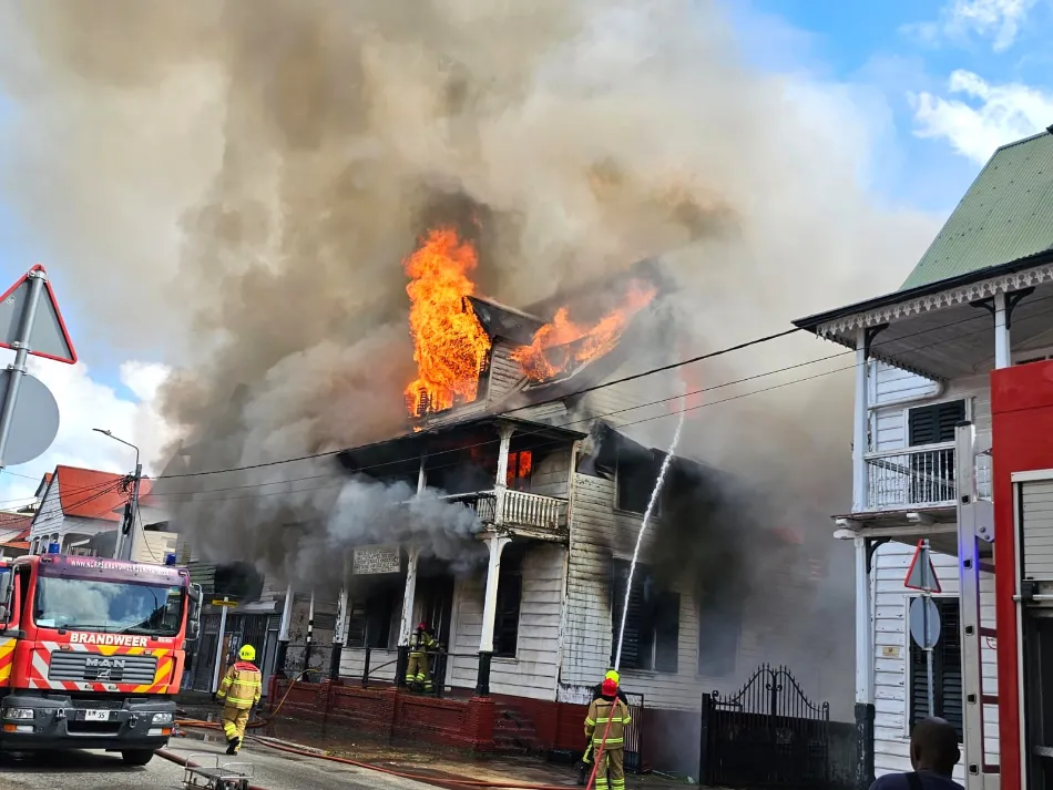 Grote brand verwoest reeks panden aan Henck Arronstraat – 10 Minuten ...